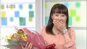 バレンタインデーのNHK生放送中に愛の告白!?村竹アナが片山アナに花束をプレゼント！ - RENOTE [リノート]
